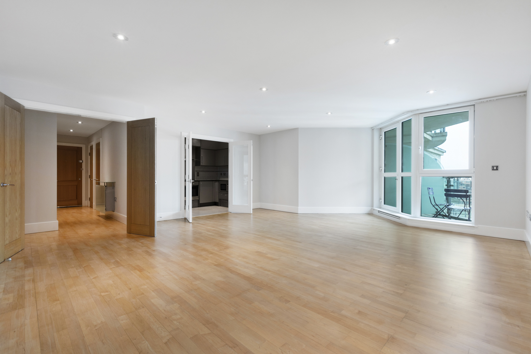 A very generously proportioned unfurnished 2-bedroom apartment offering ...